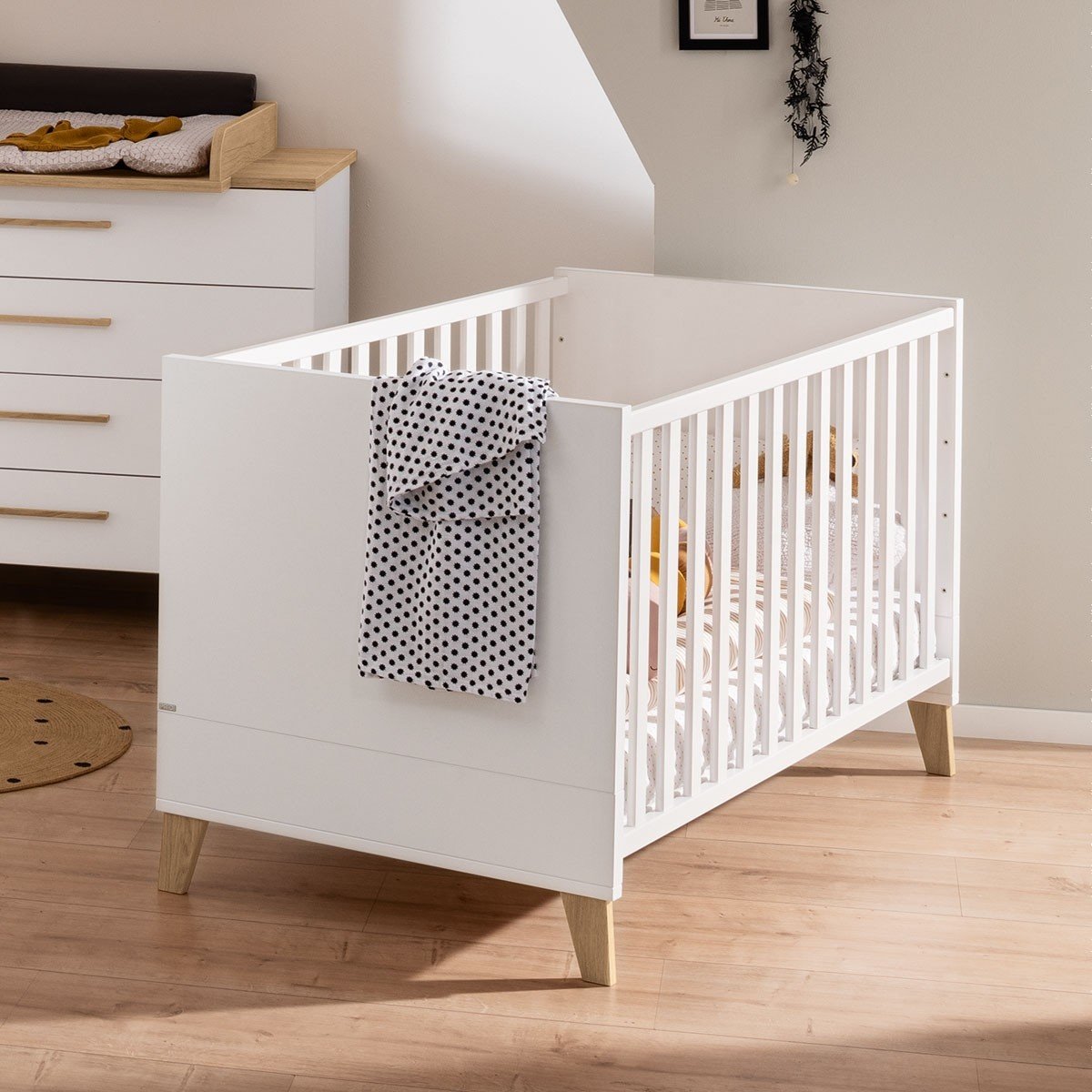 Babybett Oscar in kreideweiß/Eiche massiv - Wallenfels Onlineshop